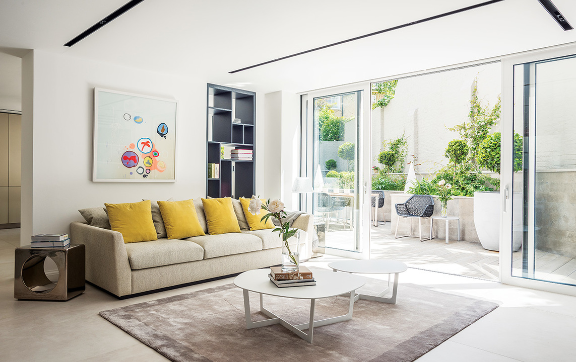 26 – Bespoke sofa with lemon-coloured cushions and platinum-enamelled ...
